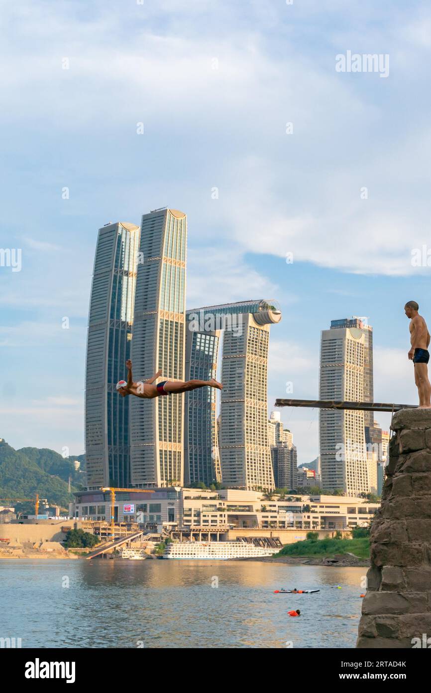 People dive in to the Yangtze River to escape the heat in Chongqing ...