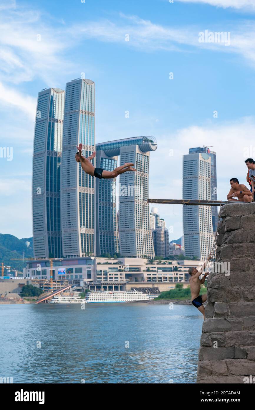 People dive in to the Yangtze River to escape the heat in Chongqing ...