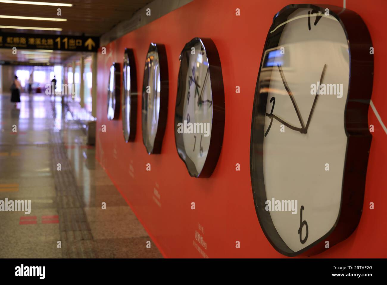 The clock drawing tests conducted by elderly people with Alzheimer's ...