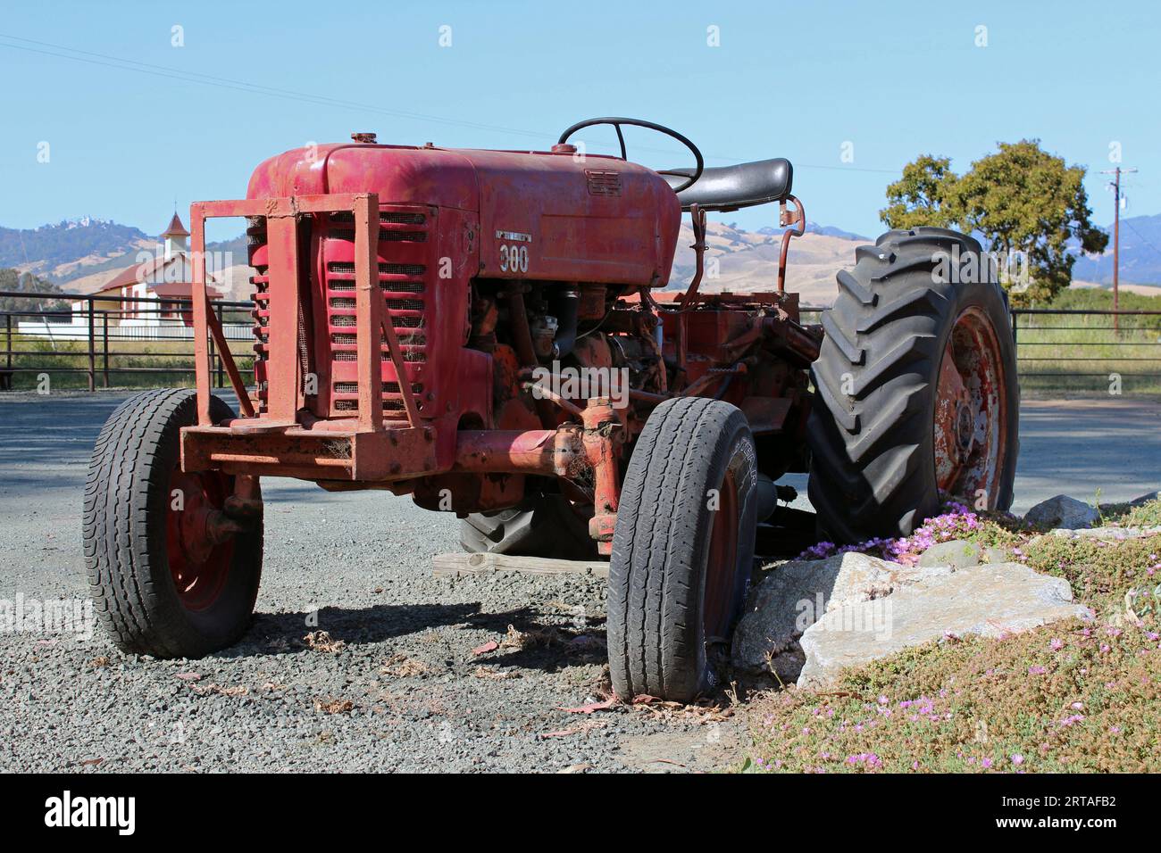 Old rusty red tractor hi-res stock photography and images - Alamy