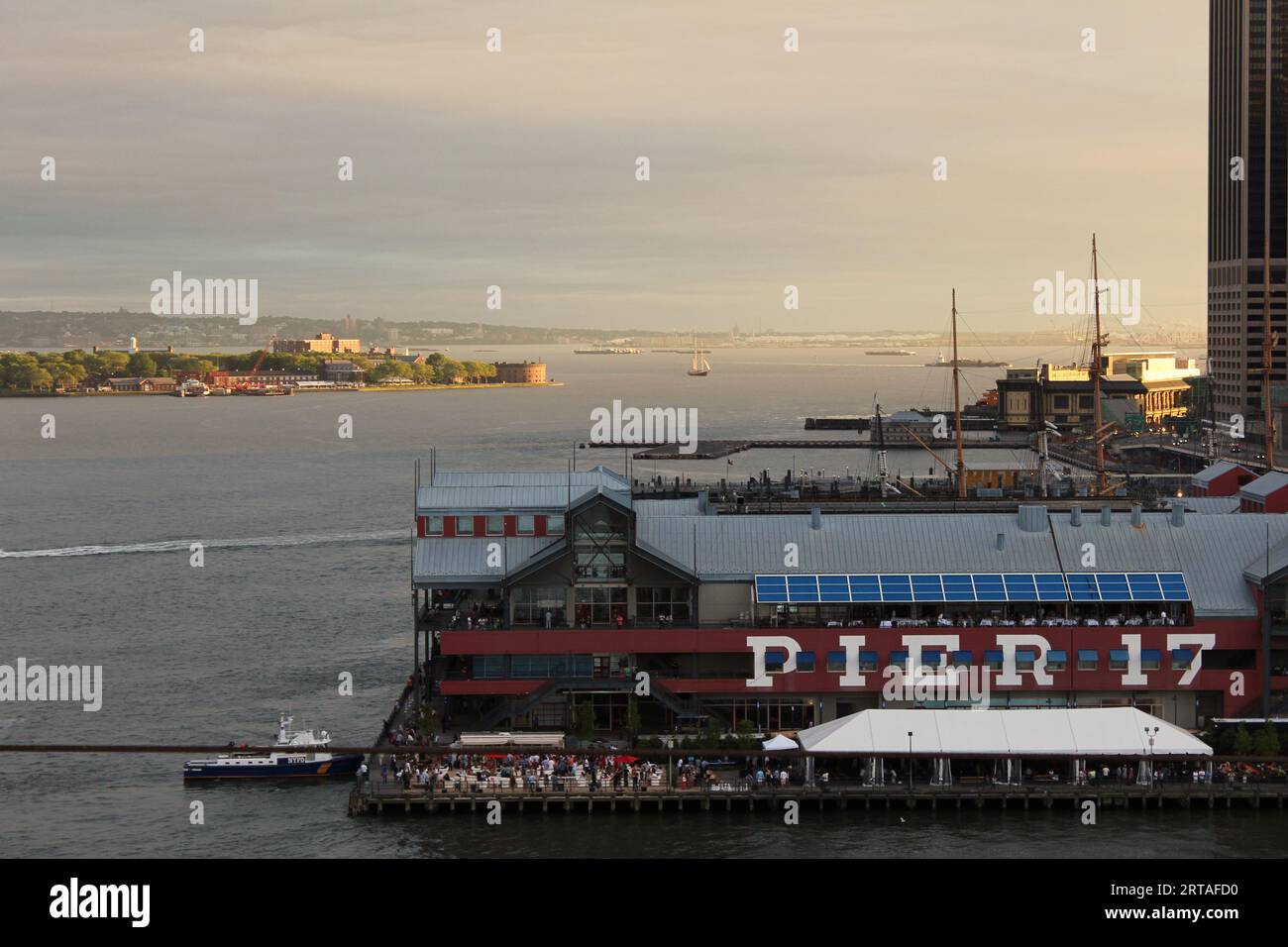 Brooklyn bridge and pier 17 new york city hi-res stock photography and ...