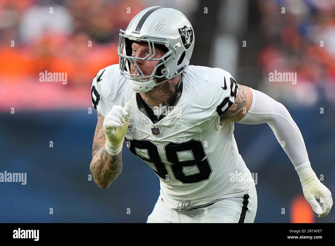 Las Vegas Raiders defensive end Maxx Crosby (98) plays against the ...