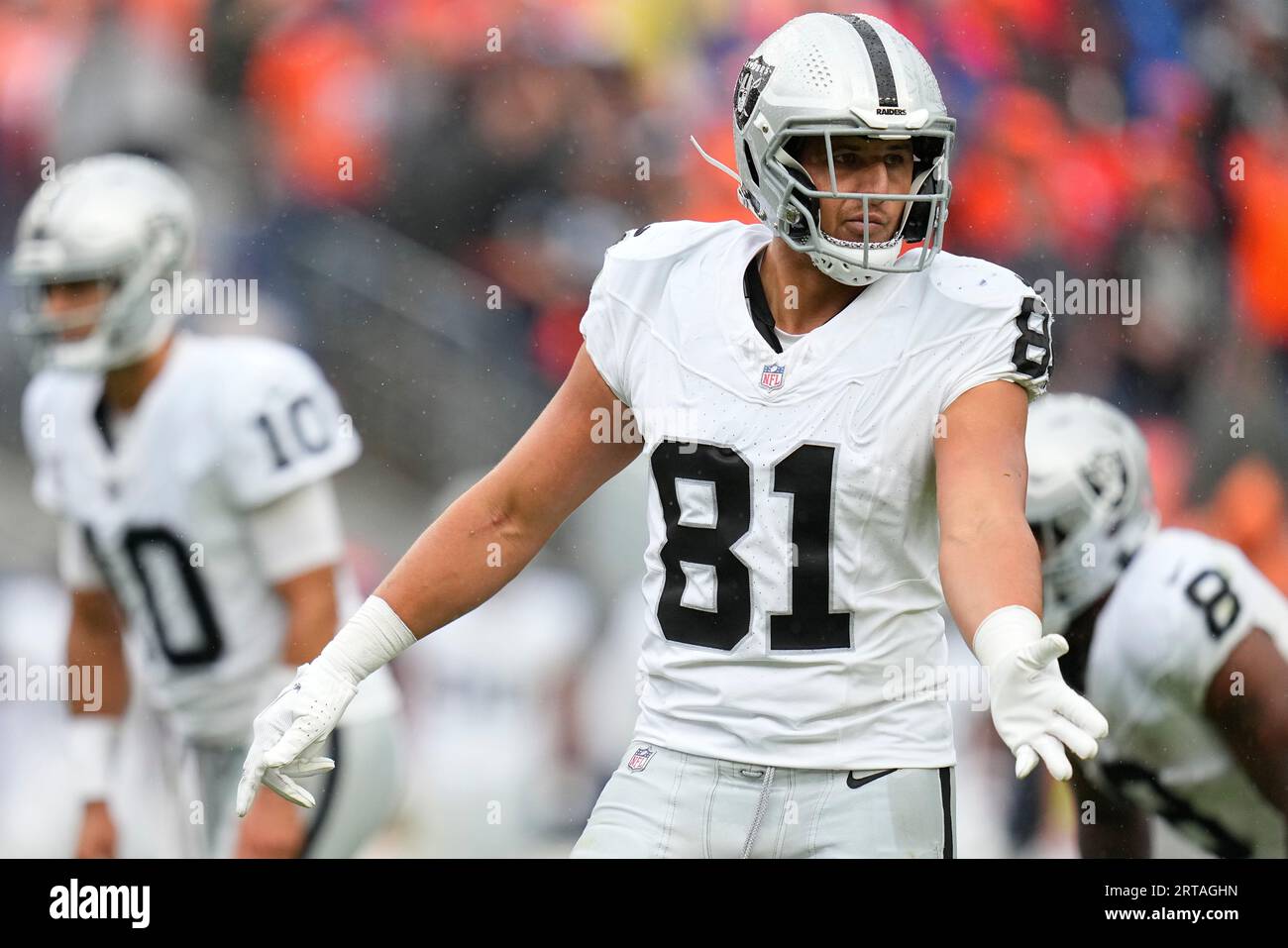 Las Vegas Raiders tight end Austin Hooper (81) lines up against the ...