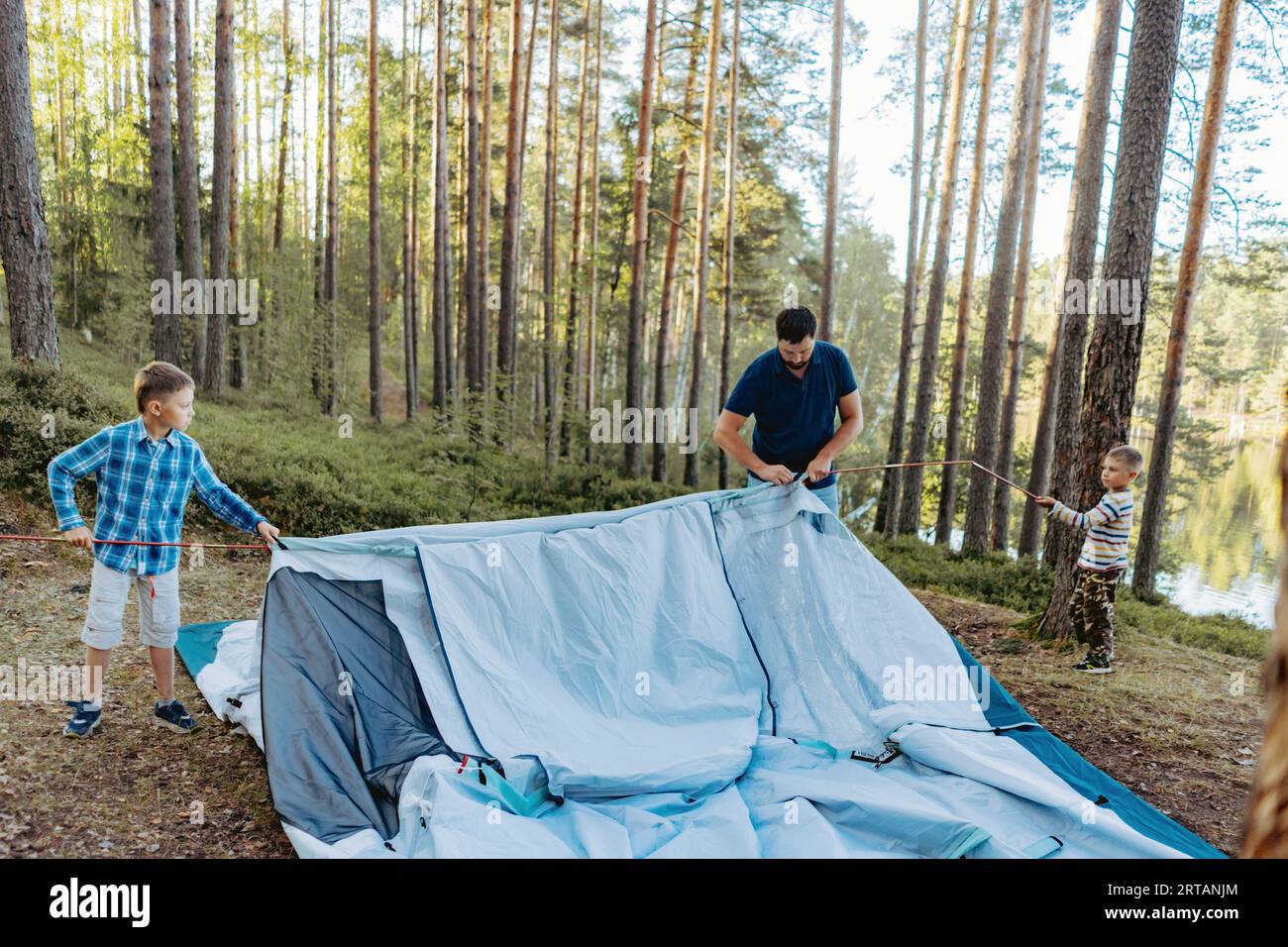 Put up a tent hi-res stock photography and images - Alamy