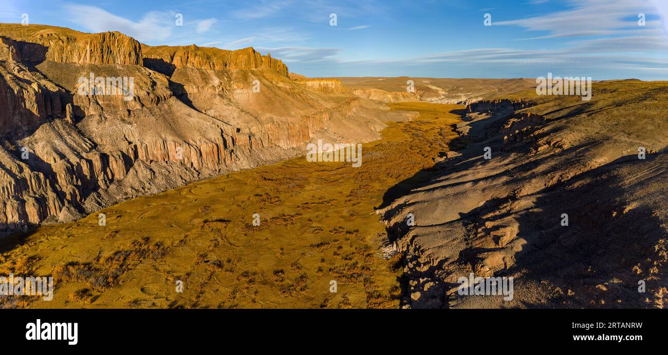 Spectacular view over the canyon at Río Pinturas in the evening light ...