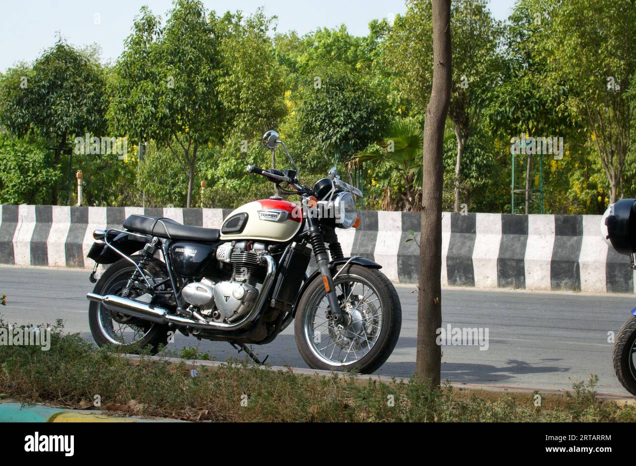 Triumph bonneville T100 in red and white colour Stock Photo - Alamy