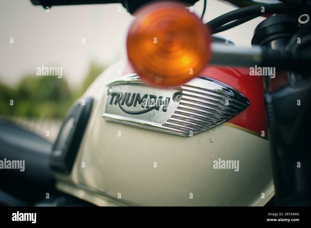Triumph bonneville T100 in red and white colour Stock Photo - Alamy