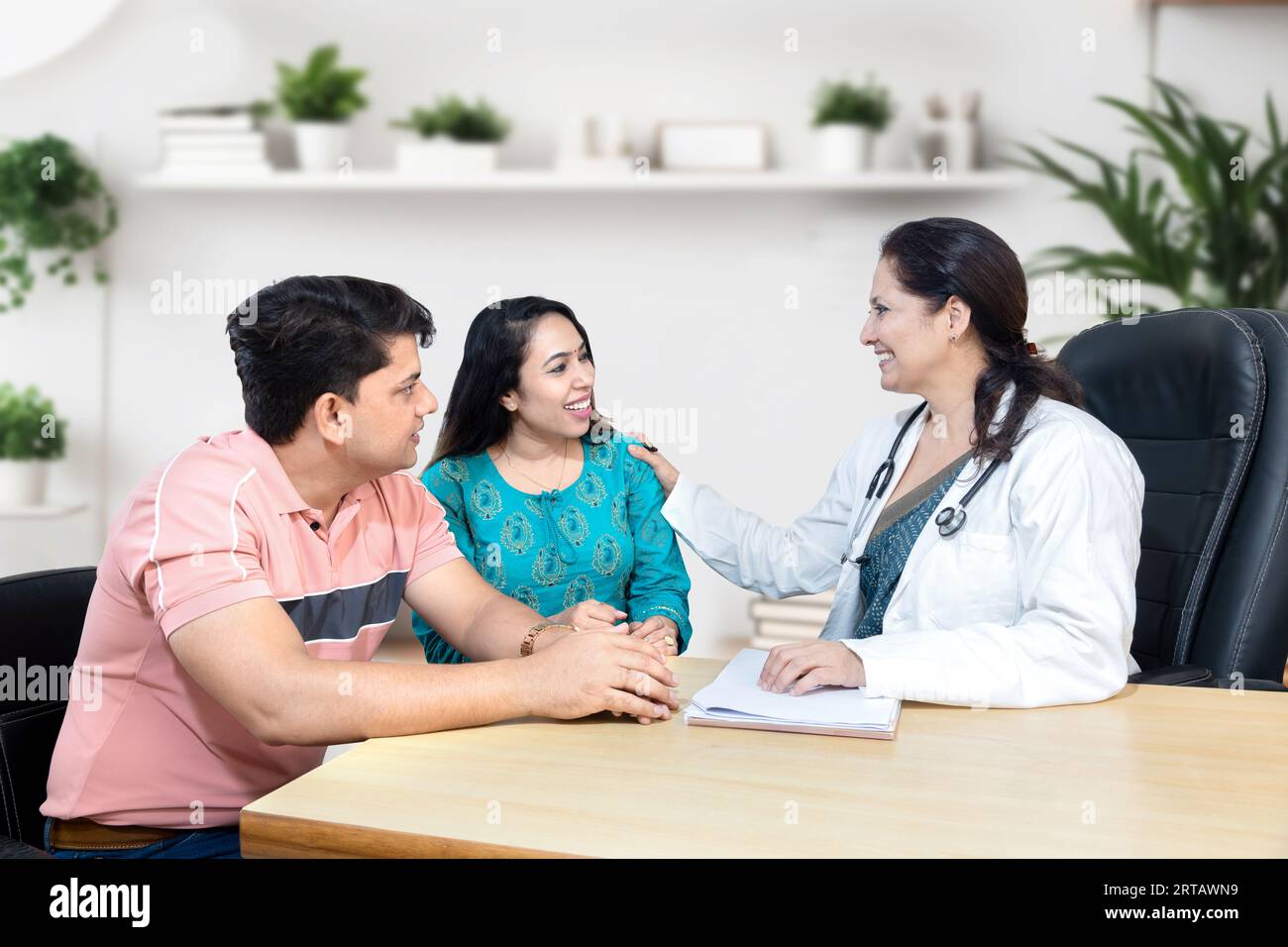 Doctor patient consultation indian hi-res stock photography and images ...