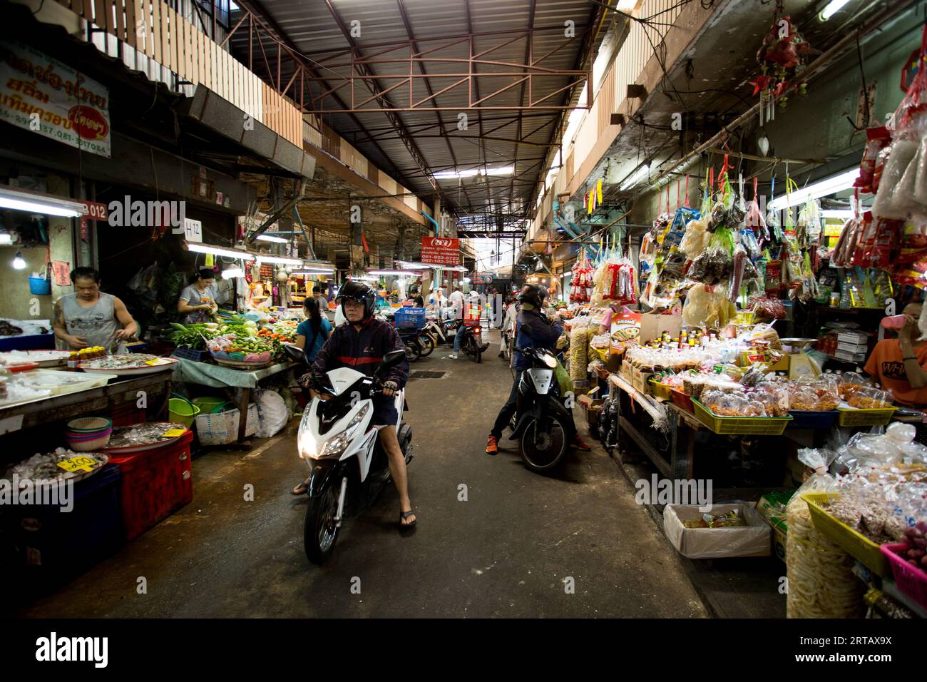 Bangkok, Thailand; 1st January 2023: Atmosphere and vendors at Khlong ...