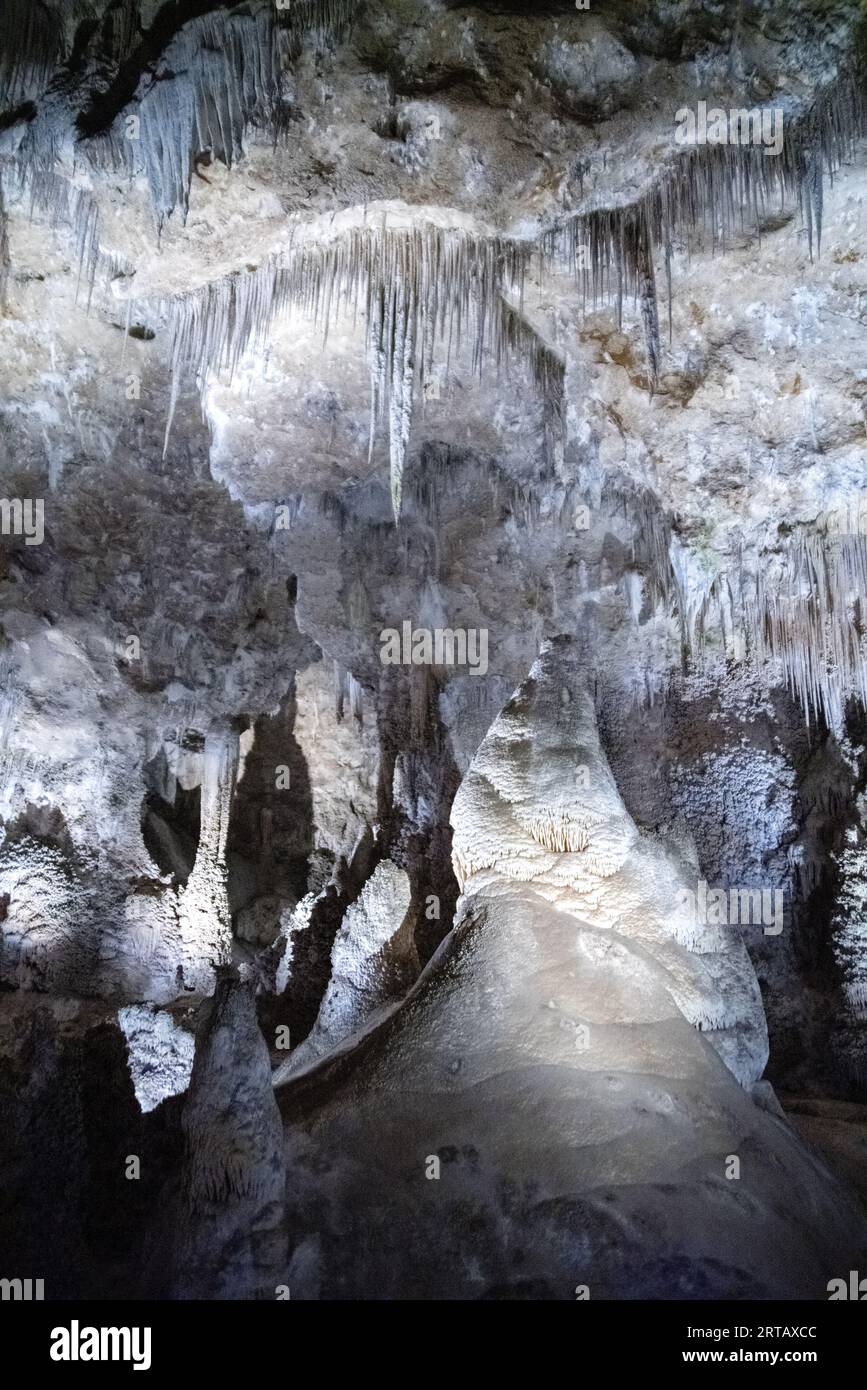 Stalagmites, Stalagtites and rock formations in the caves of Carlsbad ...