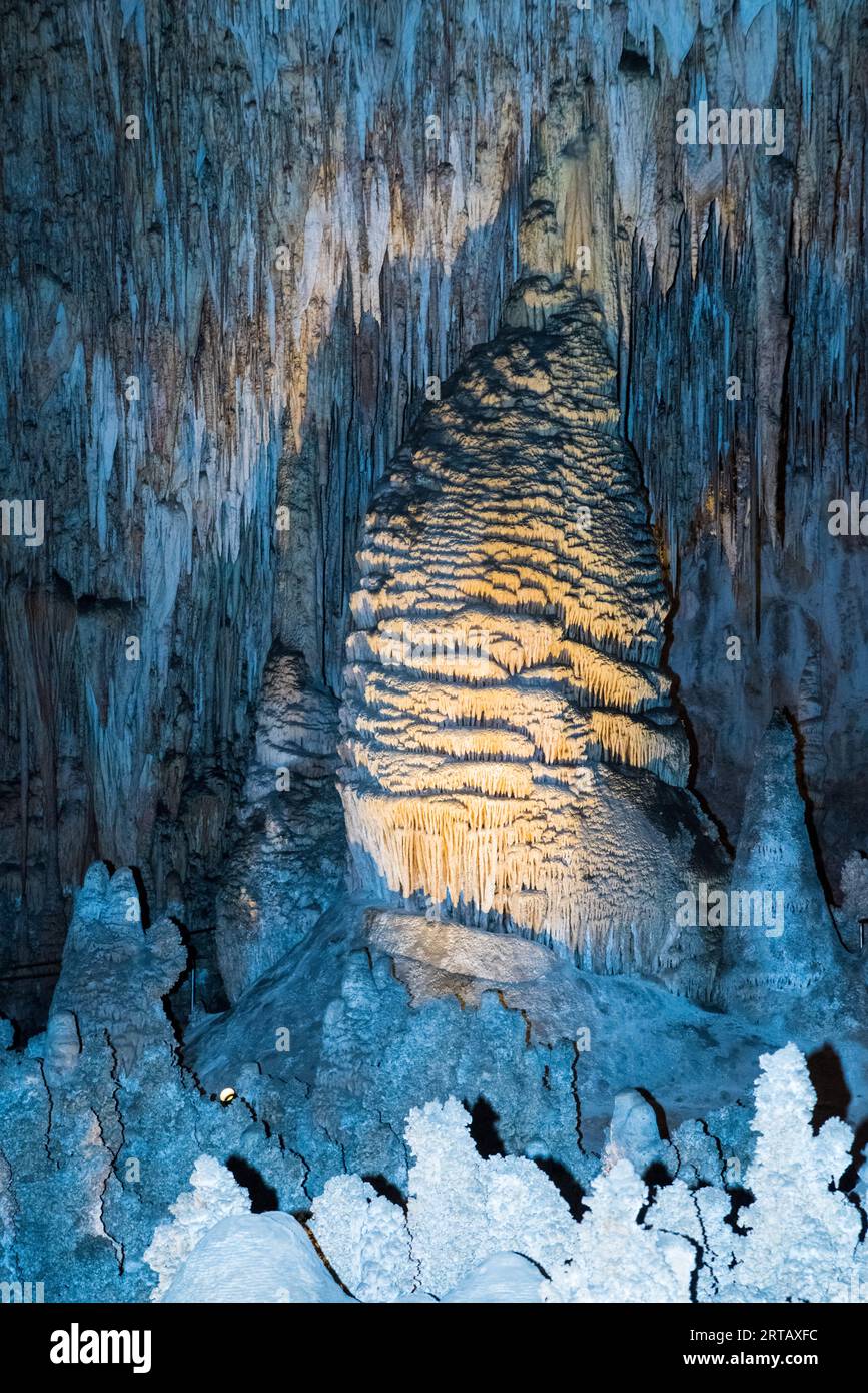 Stalagmites, Stalagtites and rock formations in the caves of Carlsbad ...