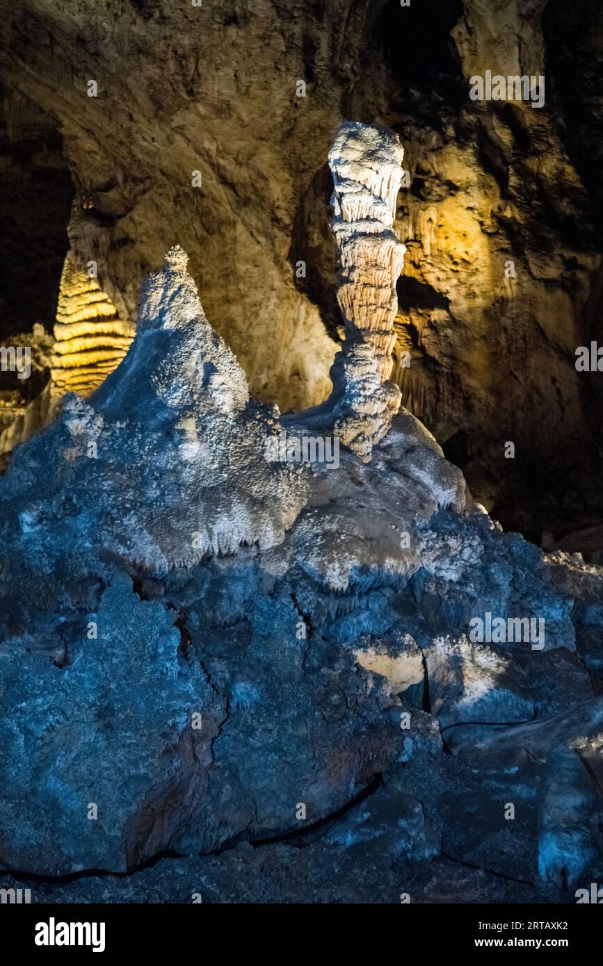 Stalagmites, Stalagtites and rock formations in the caves of Carlsbad ...