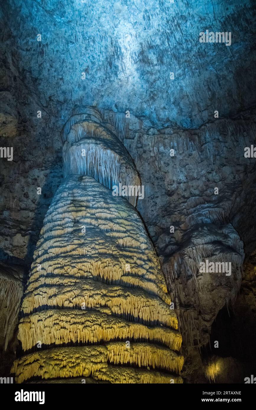 Stalagmites, Stalagtites and rock formations in the caves of Carlsbad ...