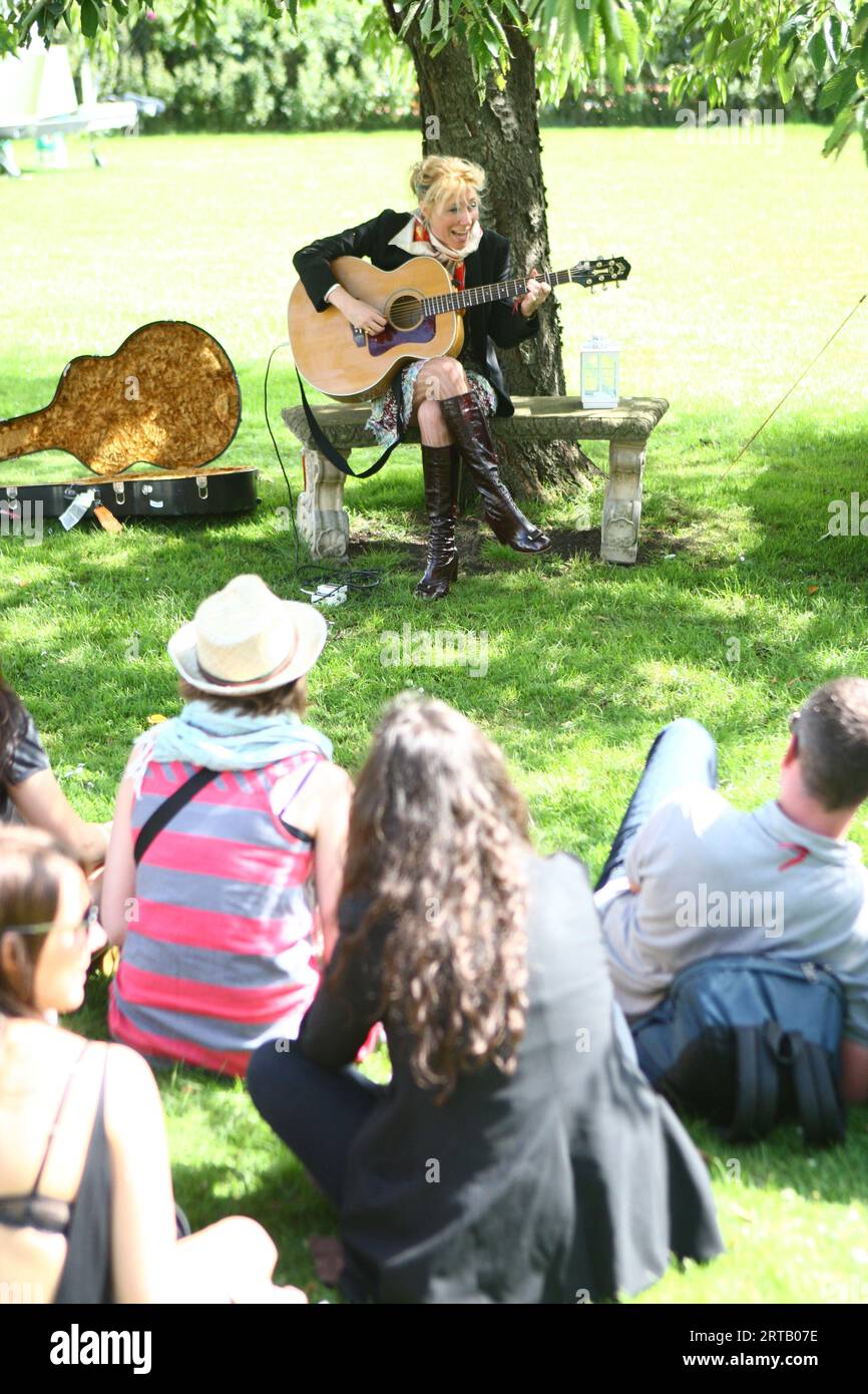 Martha Wainwright performing at Glastonbury Festival 2008 Stock Photo ...