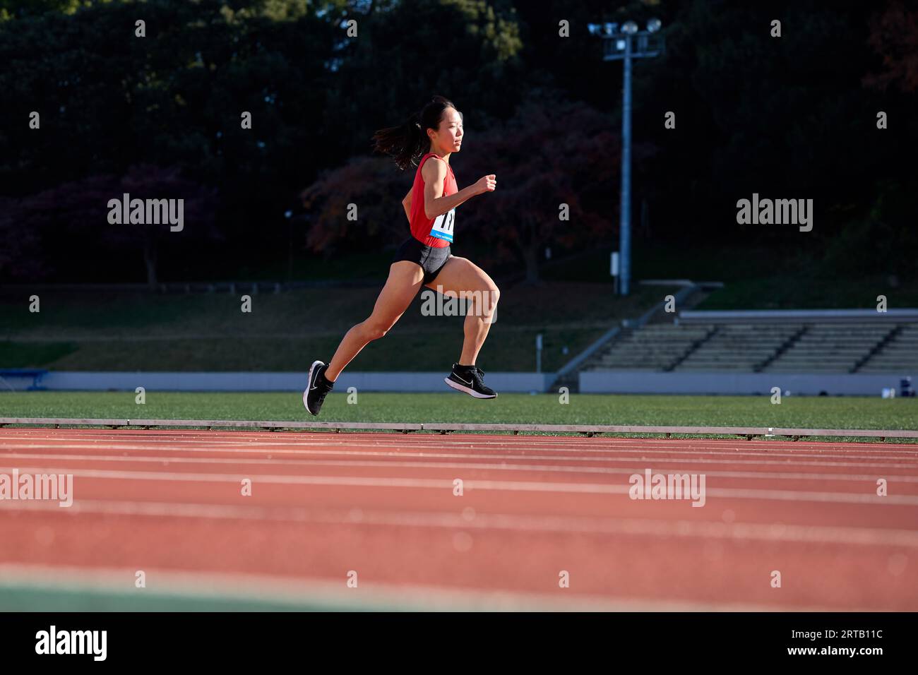 Running athlete track side view hi-res stock photography and images - Alamy