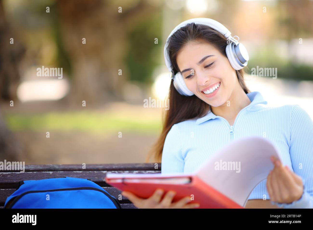 Student wearing hi-res stock photography and images - Alamy
