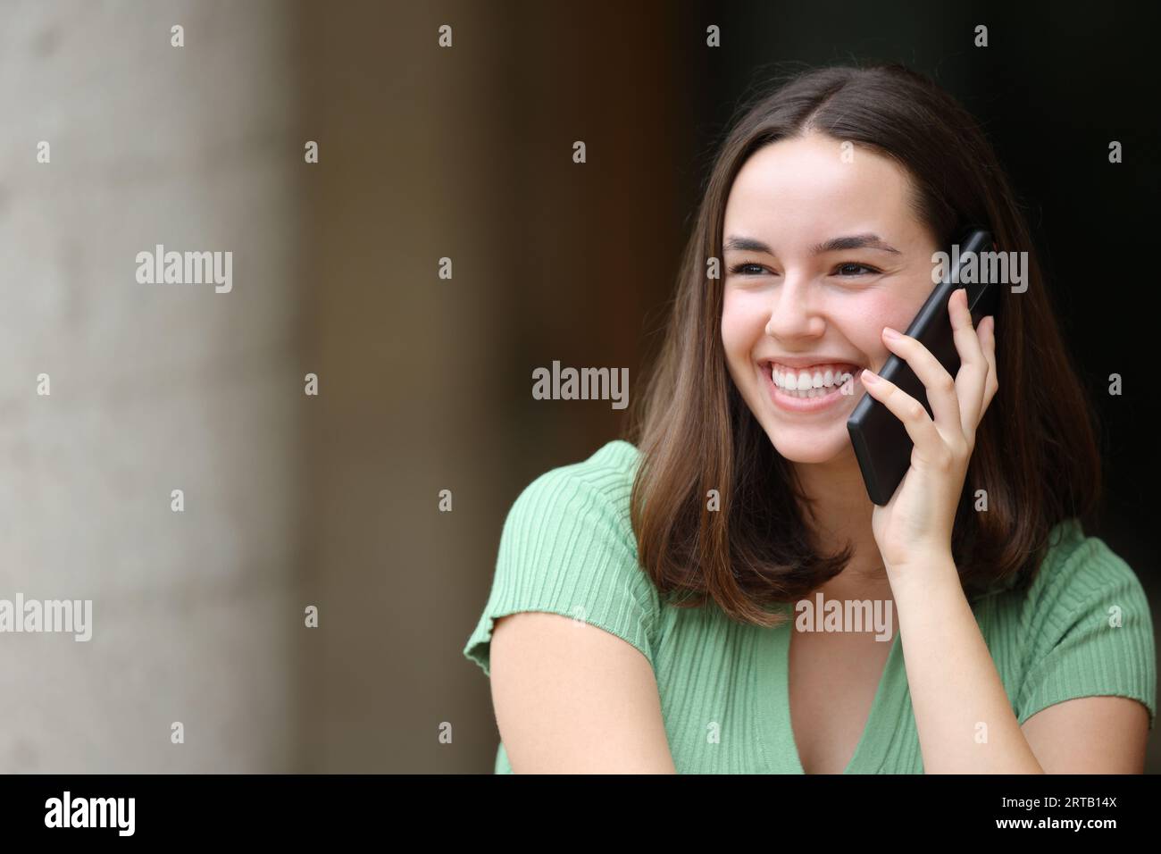 Happy people talking hi-res stock photography and images - Alamy