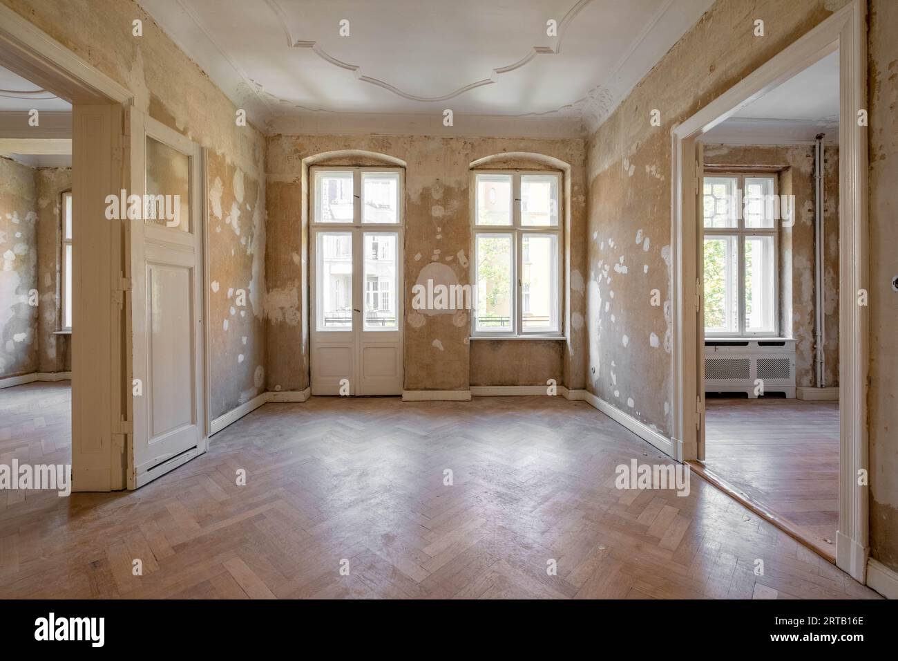 Room before renovation, empty flat interior in old building Stock Photo ...