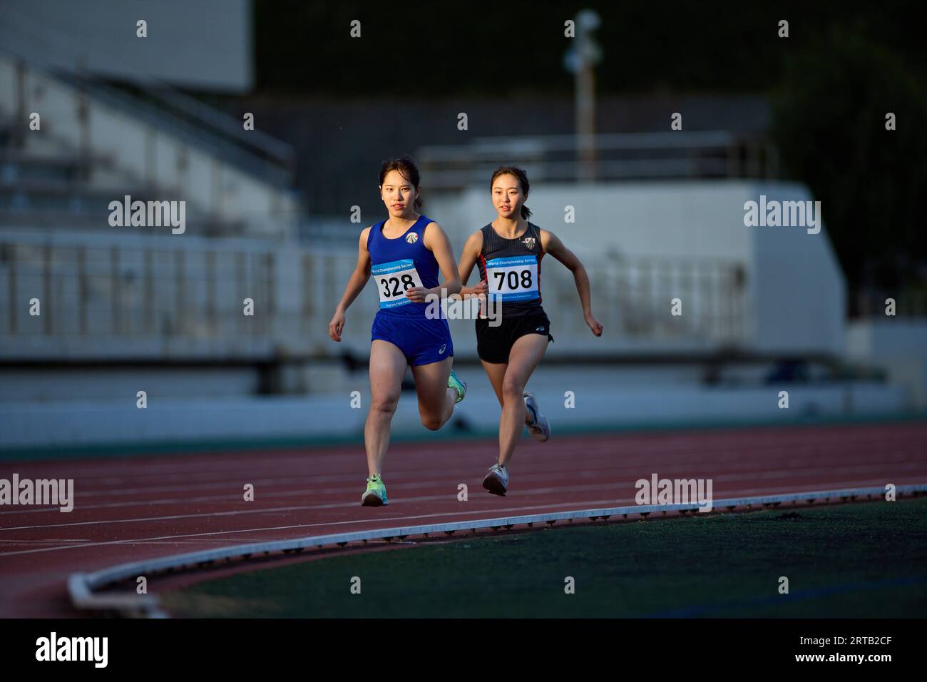 Athletes running curve hi-res stock photography and images - Alamy