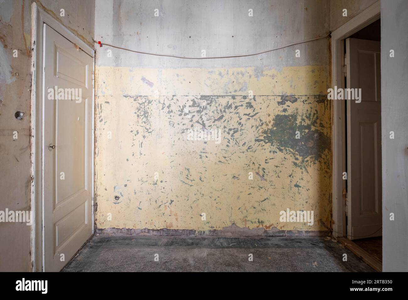 Old dirty room hi-res stock photography and images - Alamy