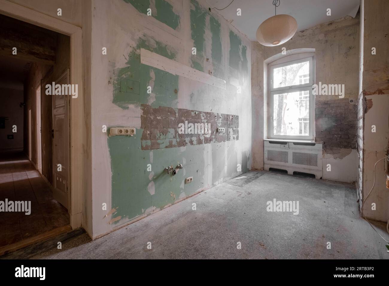 old, empty kitchen room before renovation Stock Photo - Alamy