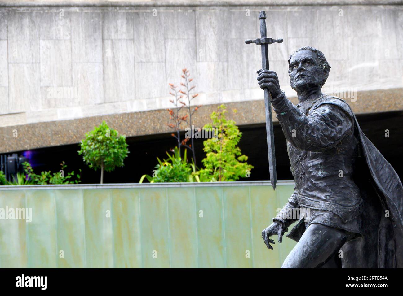 London, UK. Statue of Laurence Olivier as Hamlet (Angela Conner: 2007 ...