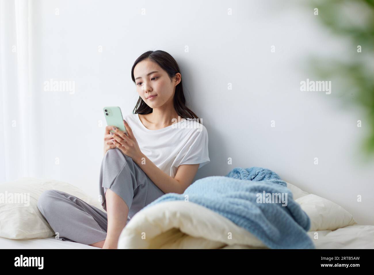 Young Japanese woman using smartphone Stock Photo - Alamy