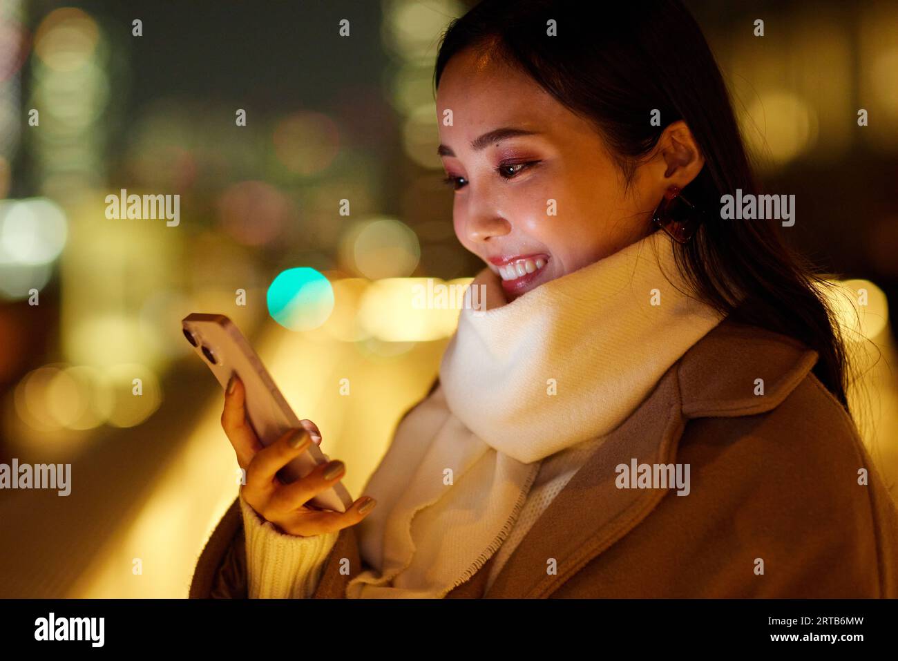 Young Japanese woman using smartphone Stock Photo - Alamy