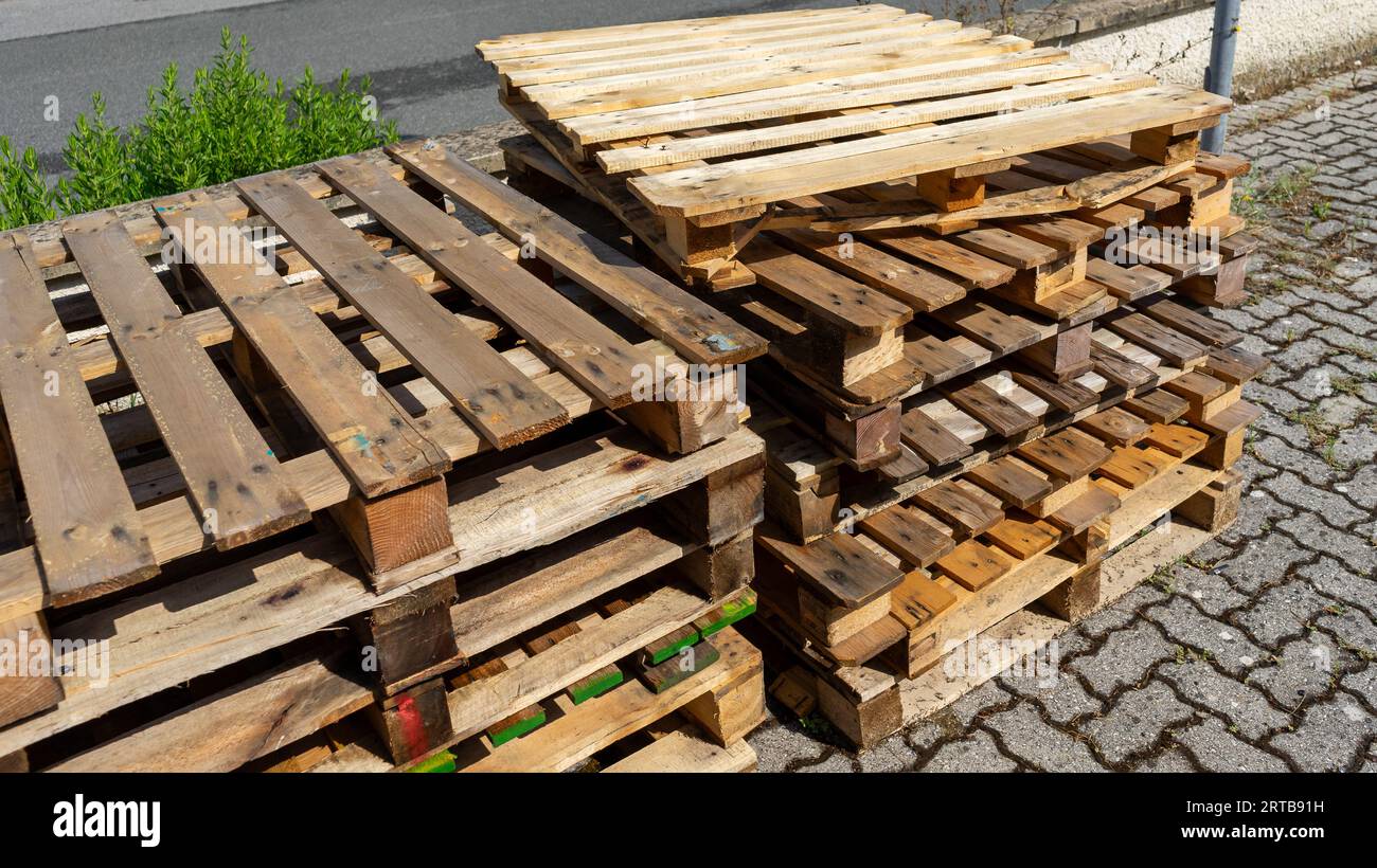 Broken wooden pallet hi-res stock photography and images - Alamy