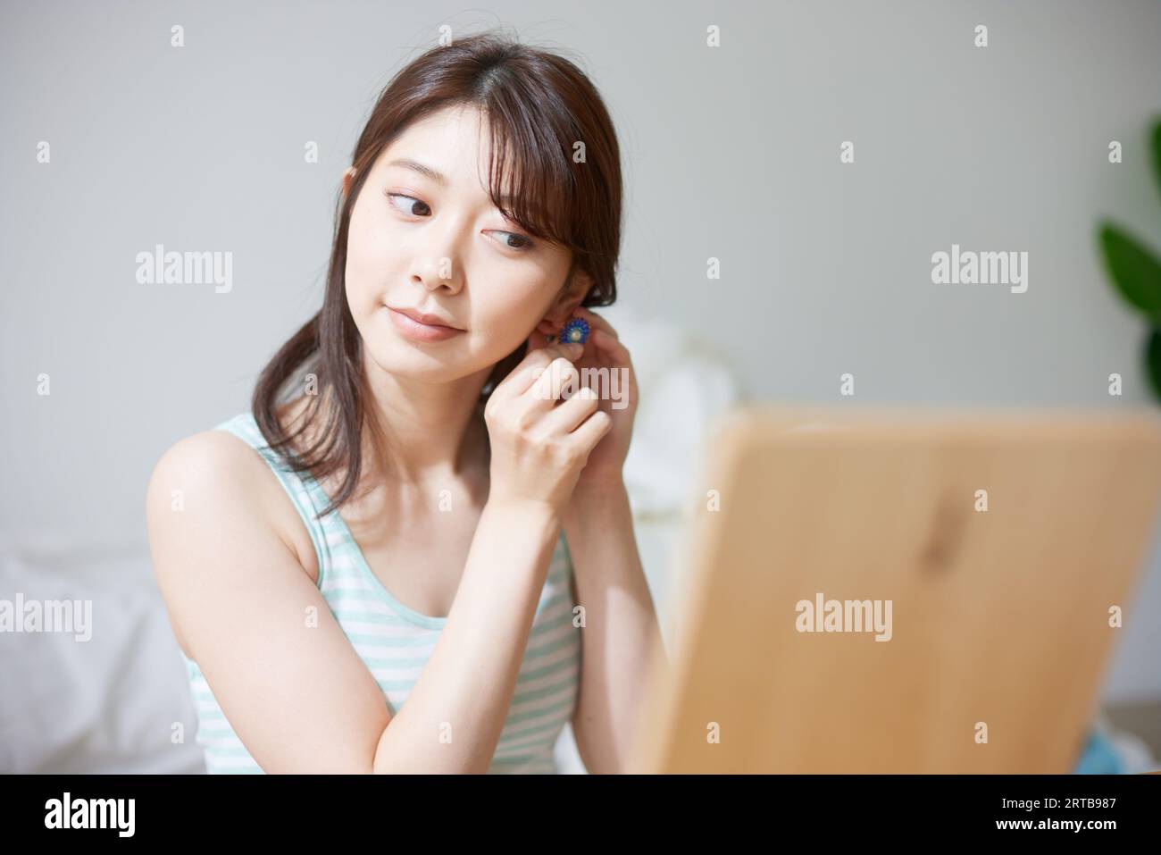 Dressing fashion hi-res stock photography and images - Alamy