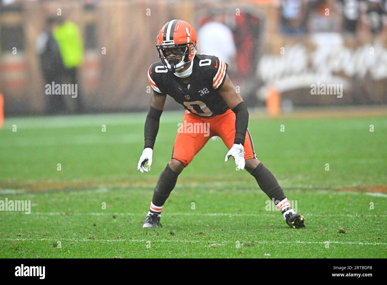 Cleveland Browns cornerback Greg Newsome II defends against the ...