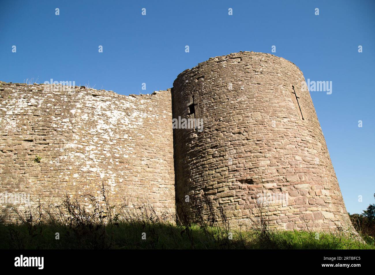 13th century medieval round tower fortress of hi-res stock photography ...