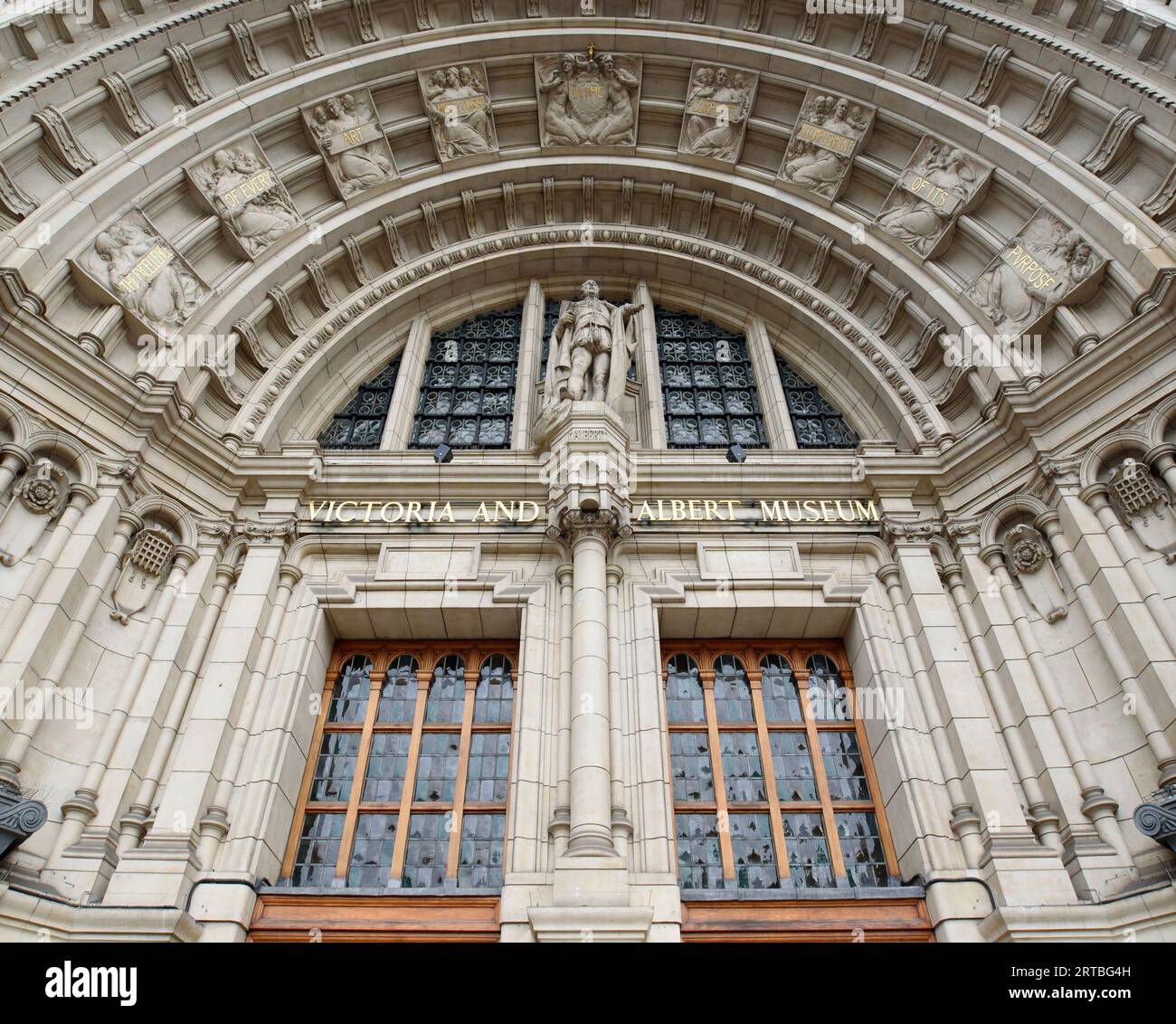 London, UK. Victoria and Albert Museum façade on Cromwell Road Stock ...