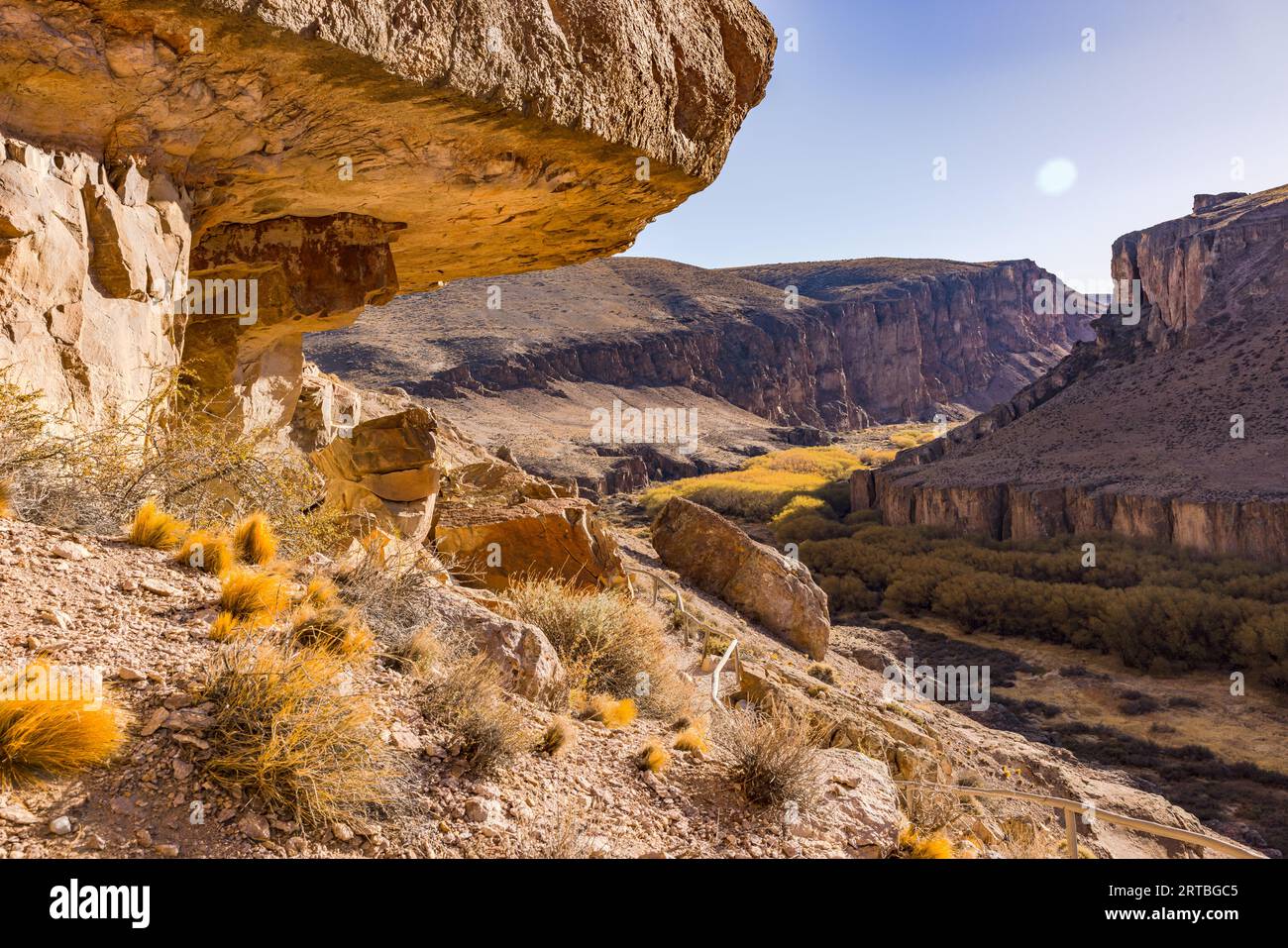 View of the Río Pinturas canyon with the rock formations at the Cueva ...