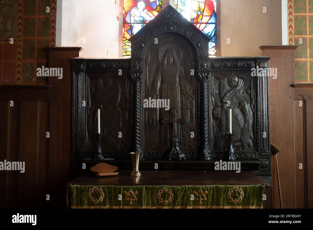 The carved wooden reredos, St. Thomas`s Church, Catthorpe ...