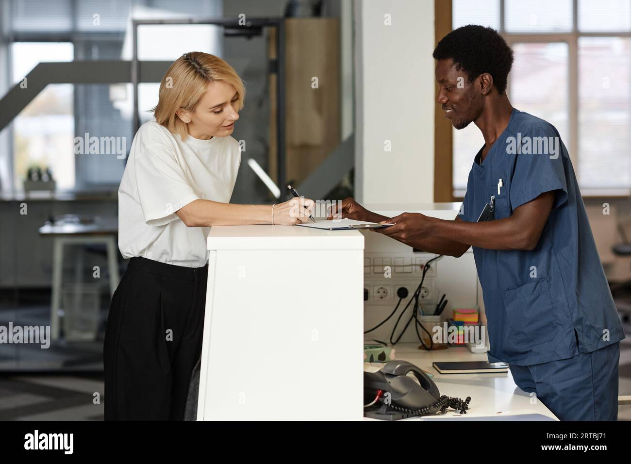 Black female administrator hi-res stock photography and images - Alamy