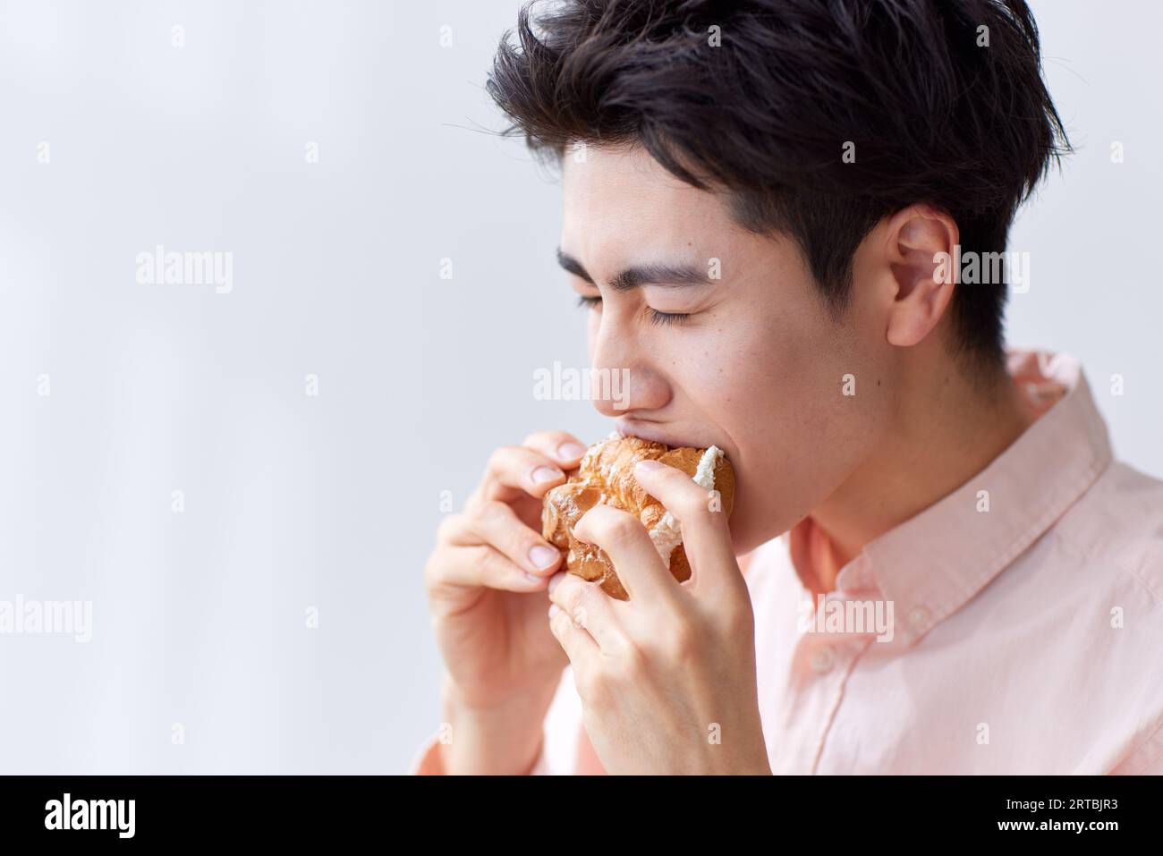Japanese man eating at home Stock Photo - Alamy