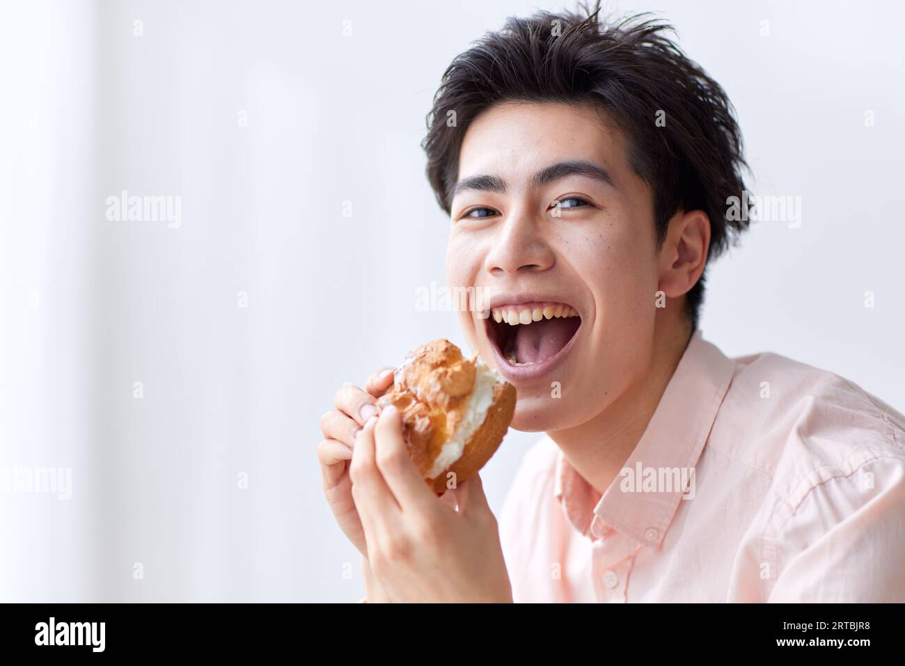 Japanese man eating at home Stock Photo - Alamy
