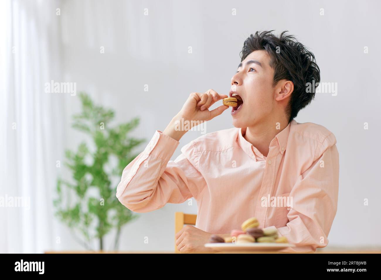 French young people eating hi-res stock photography and images - Alamy