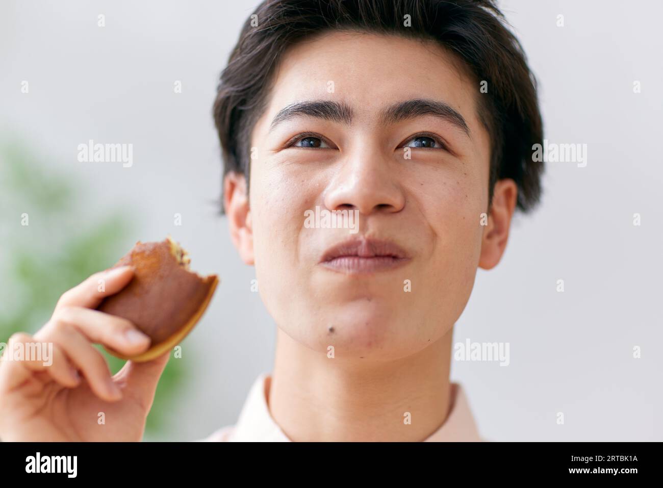 Japanese man eating at home Stock Photo - Alamy