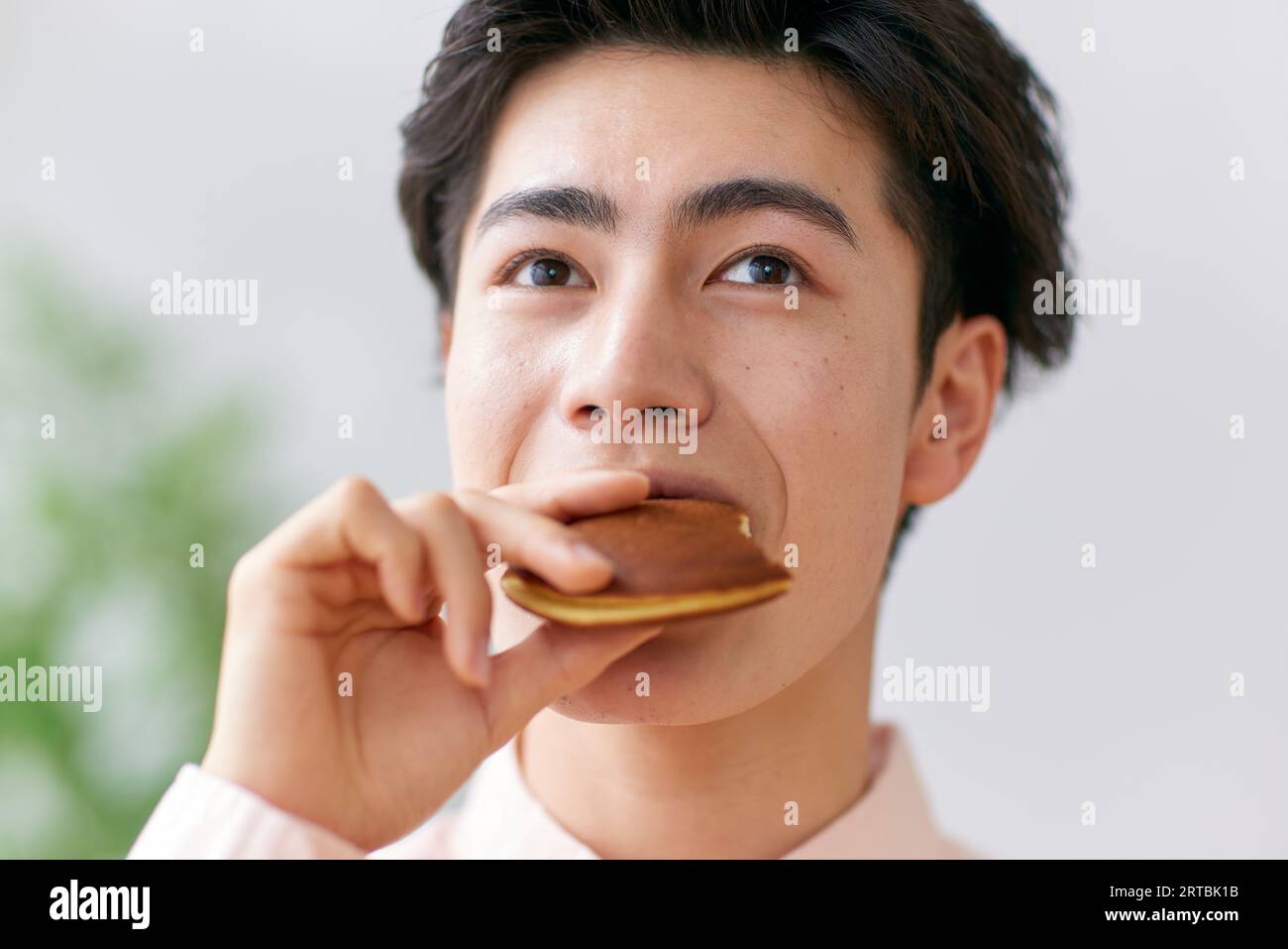 Japanese man eating at home Stock Photo - Alamy