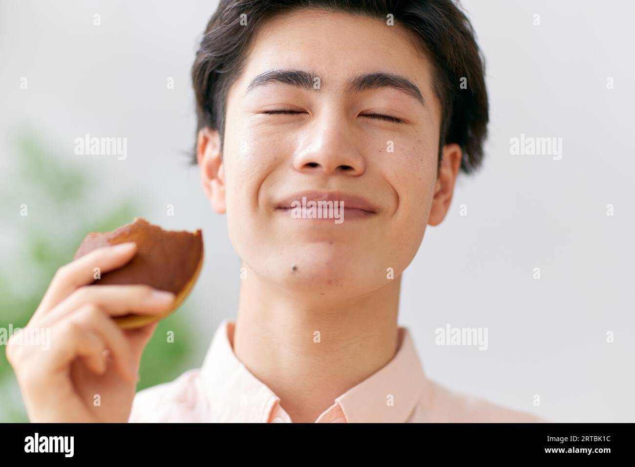 Japanese man eating at home Stock Photo - Alamy