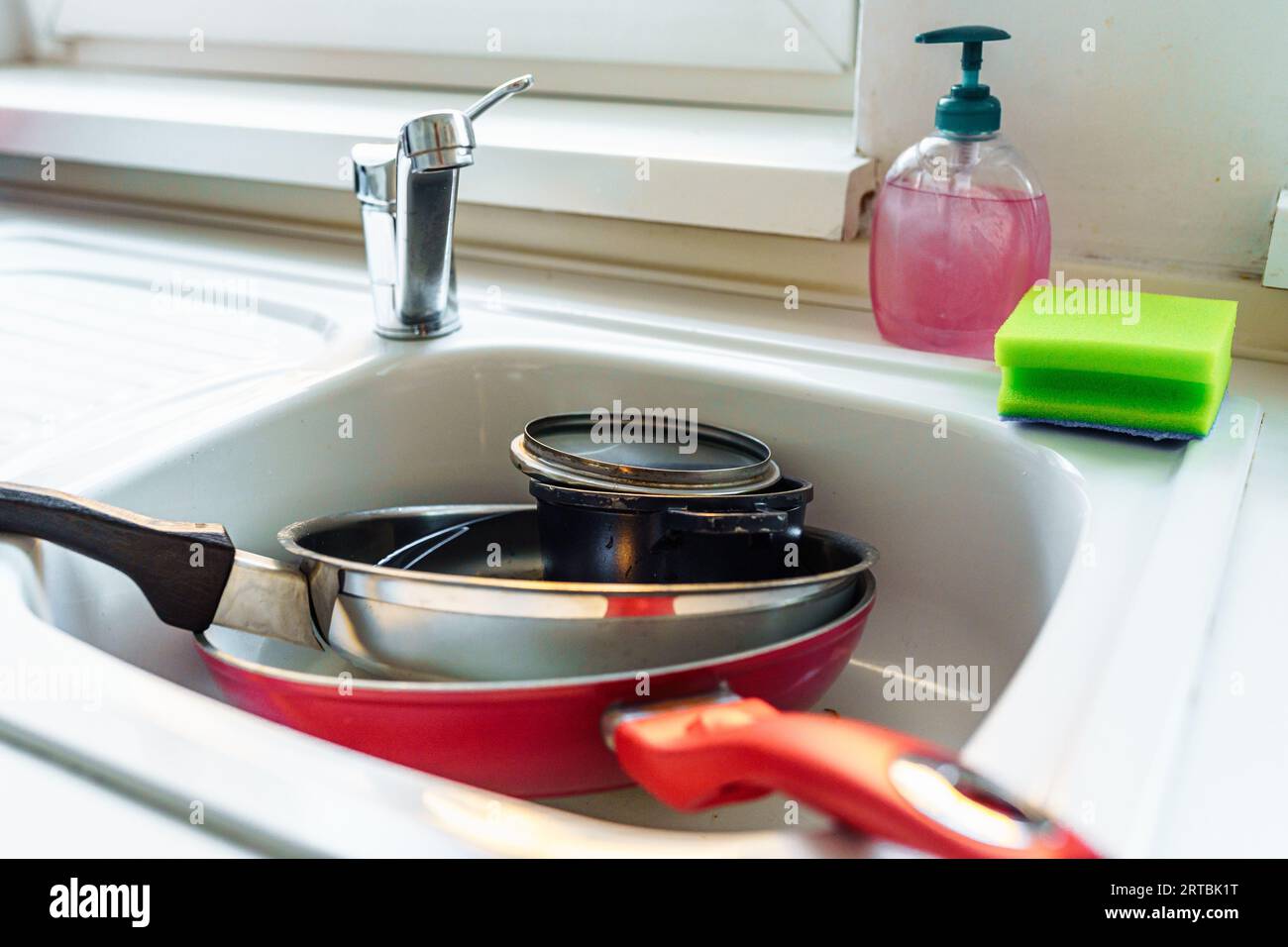 Pile dirty unwashed dishes in kitchen sink Stock Photo - Alamy