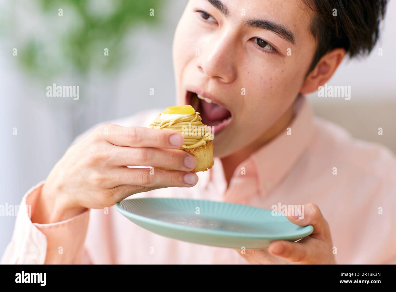 Japanese man eating at home Stock Photo - Alamy