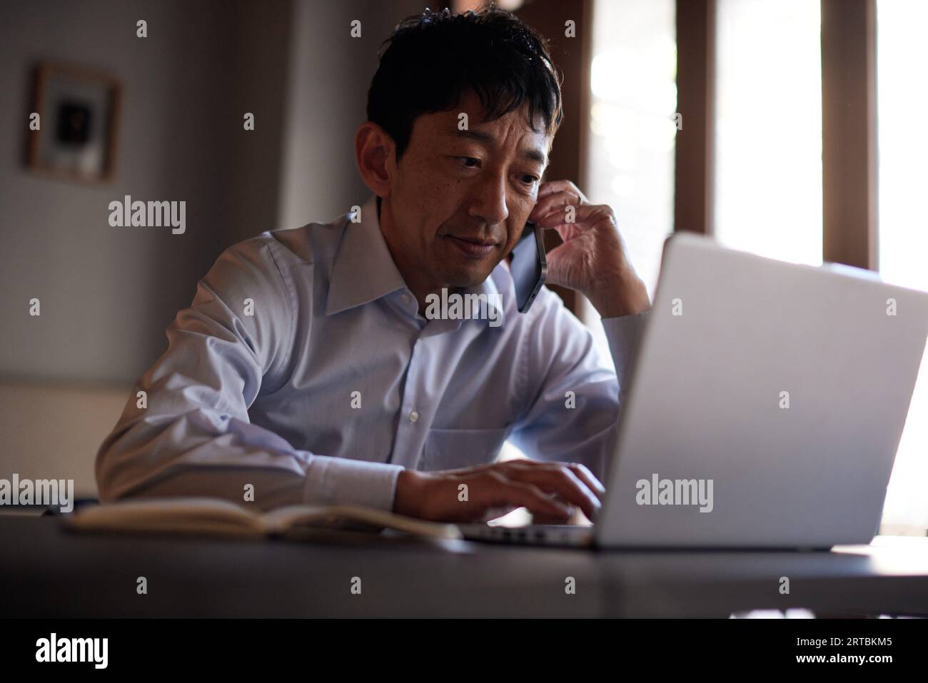 Mobile phone speaking stressed hi-res stock photography and images - Alamy