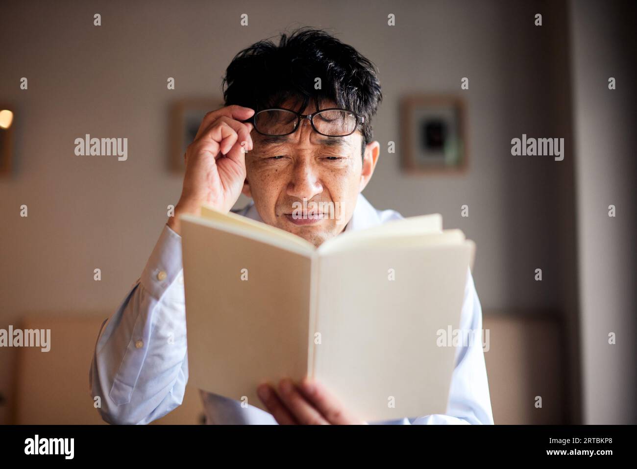 Japanese man with poor sight Stock Photo - Alamy