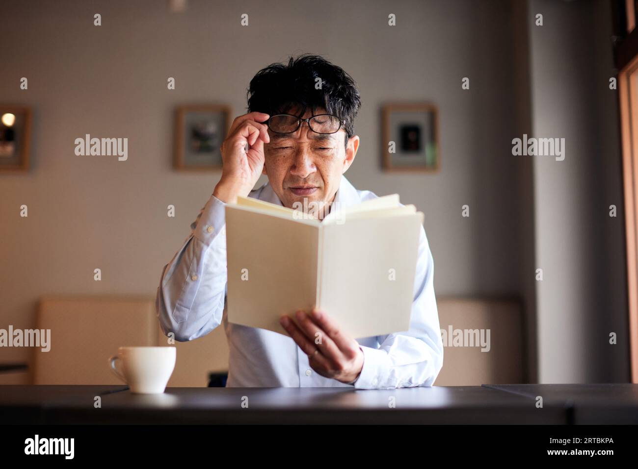 Japanese man with poor sight Stock Photo - Alamy