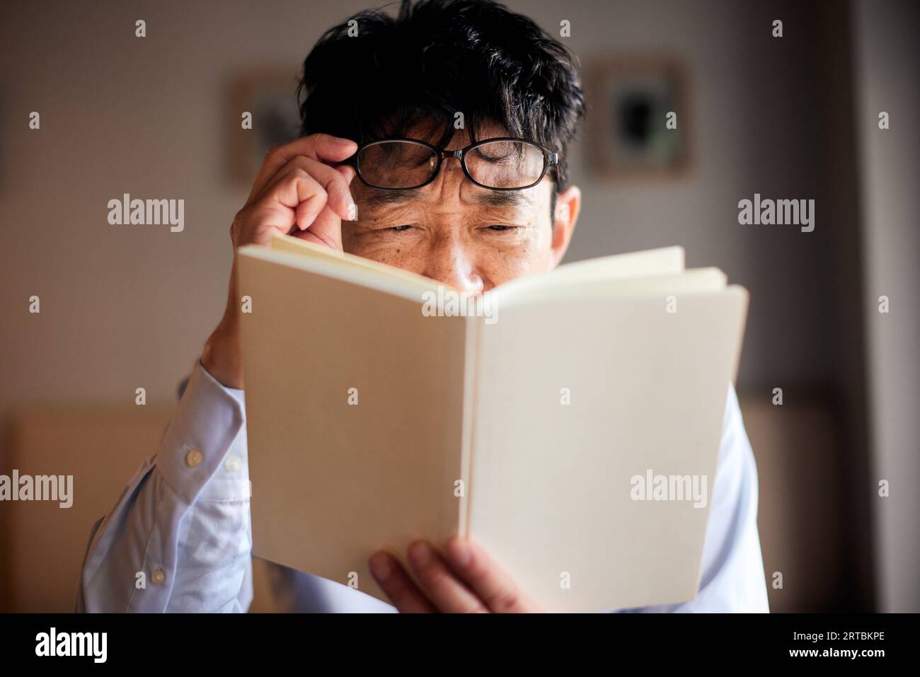 Japanese man with poor sight Stock Photo - Alamy