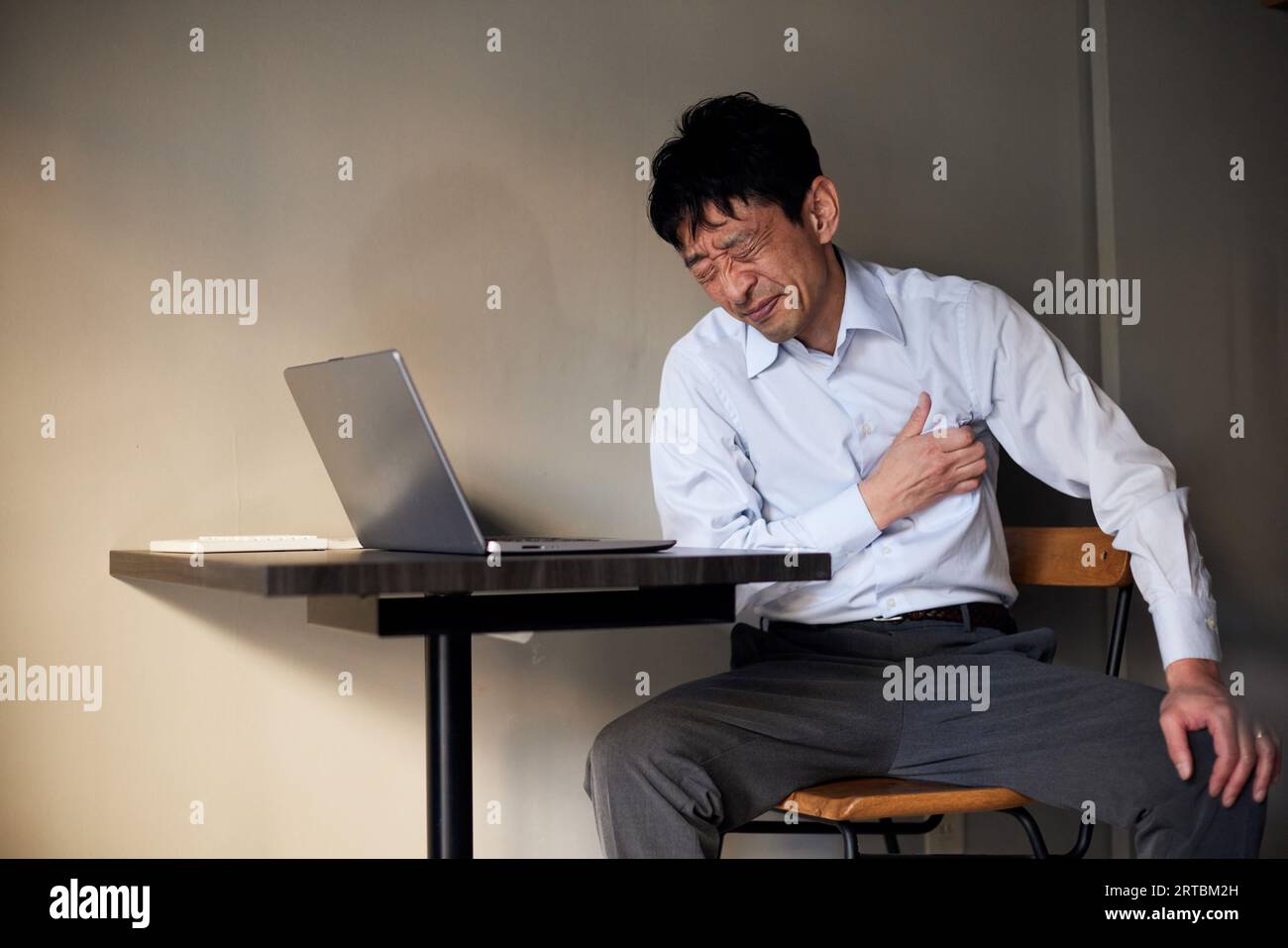 Japanese man in pain Stock Photo - Alamy