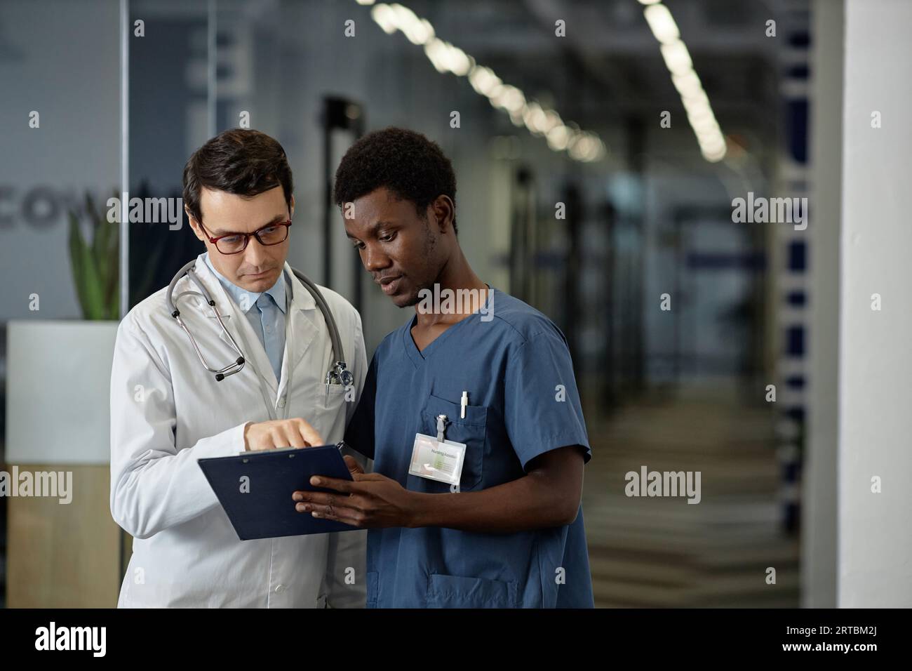Medical personnel in blue hi-res stock photography and images - Alamy